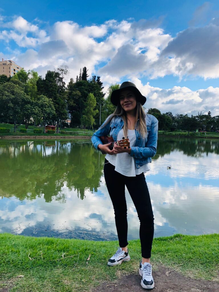 Laura Lara - Clases de Música | Guitarra, Piano, Canto, Batería, Violín